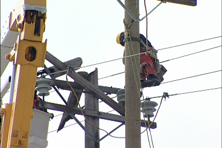 Hydro pole fire leads to power and water interruptions | Globalnews.ca