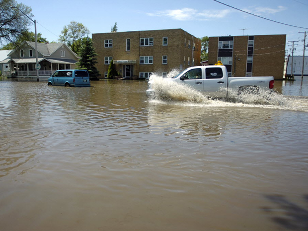 Hundreds get flood help | Globalnews.ca