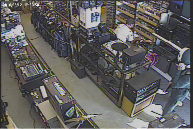 Masked robber has change of heart | Globalnews.ca