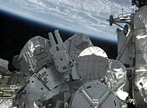 Discovery astronauts begin spacewalk | Globalnews.ca