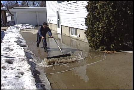Blocked catch basin sends water into south Regina basement | Globalnews.ca