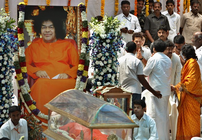 Thousands of devotees line up for a glimpse of the body of revered ...