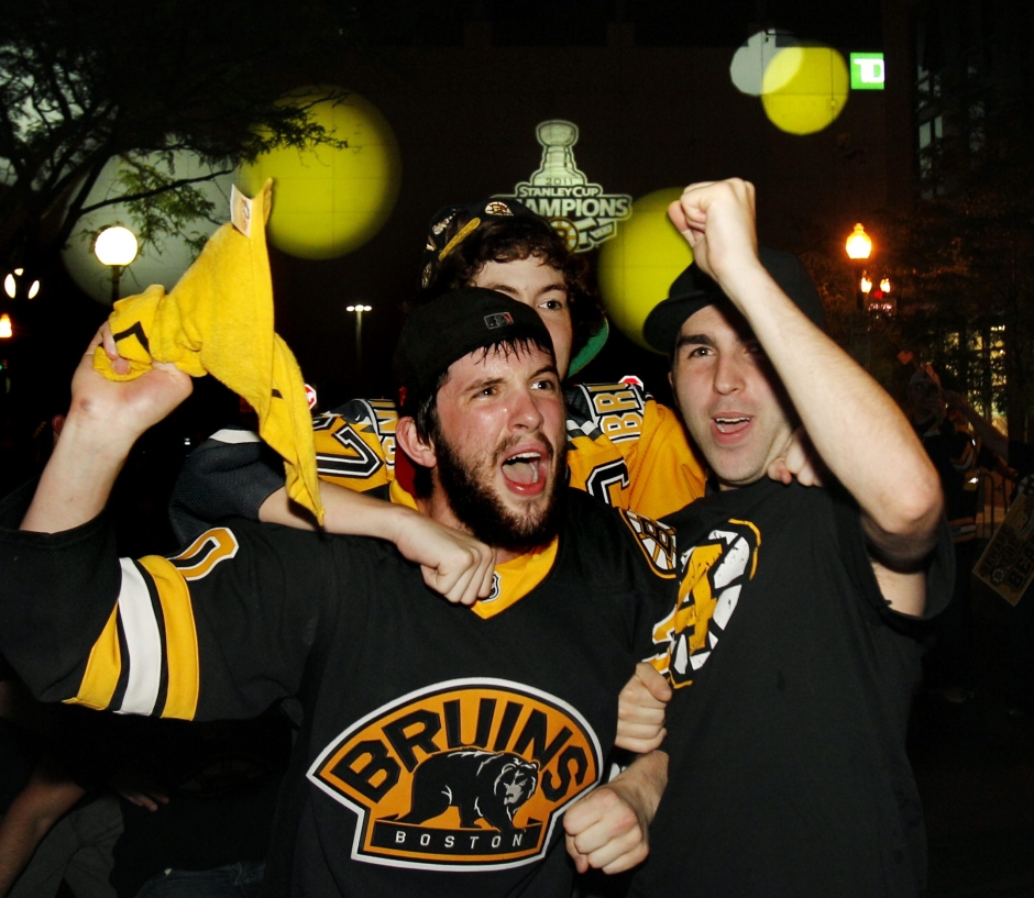 Boston police arrest fans during celebrations after Bruins win ...