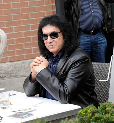 Rocker Gene Simmons gets key to Winnipeg | Globalnews.ca