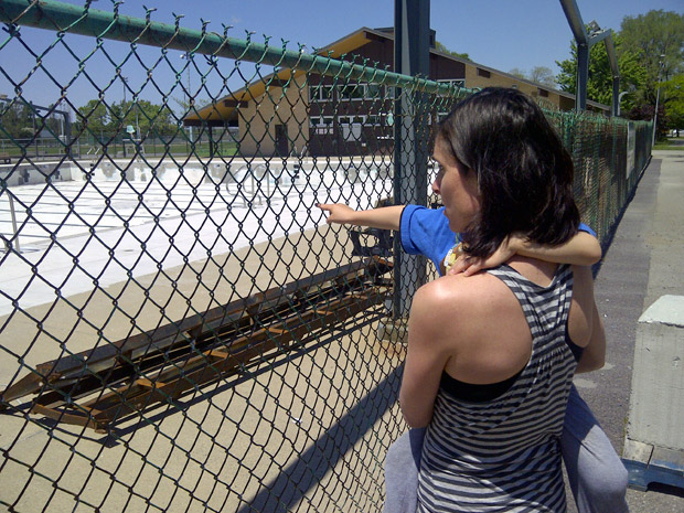 St-Lambert residents hot over pool opening delays | Globalnews.ca