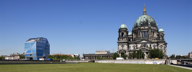 Berlin unveils latest attraction: futuristic box where palace replica ...