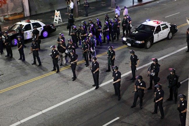Unruly crowd swarms Hollywood Blvd outside film premiere, Twitter post ...