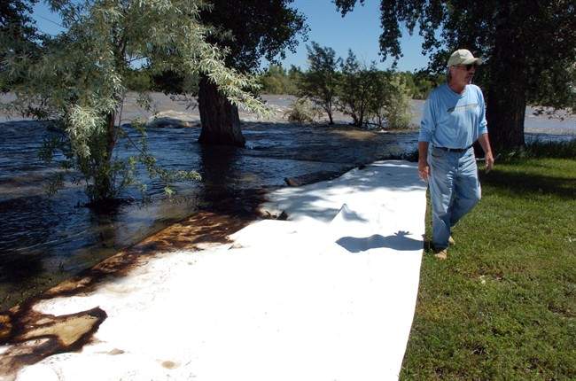 Exxon pipeline spills oil into Yellowstone River in US, prompts ...