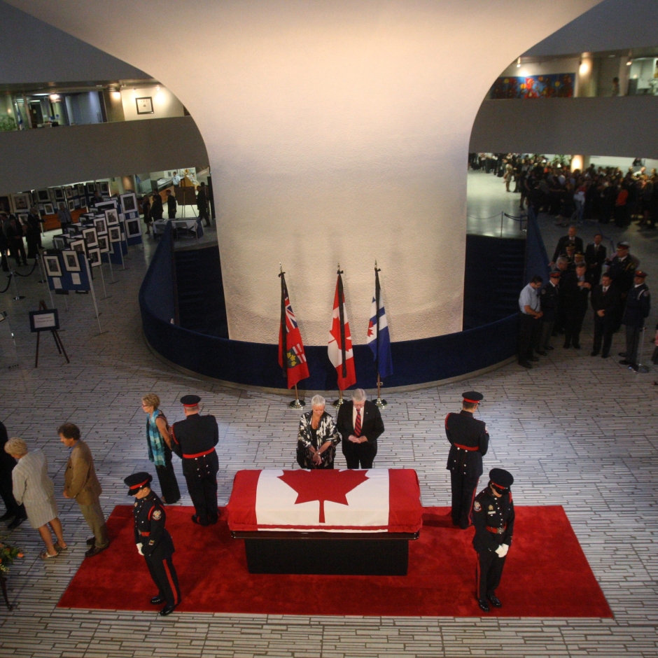 Thousands line up to pay respects to Jack Layton in Toronto | Globalnews.ca