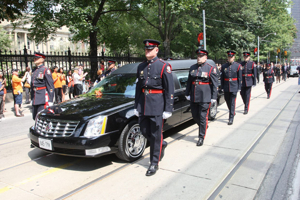 Applause and tears accompany Jack Layton’s family along funeral ...