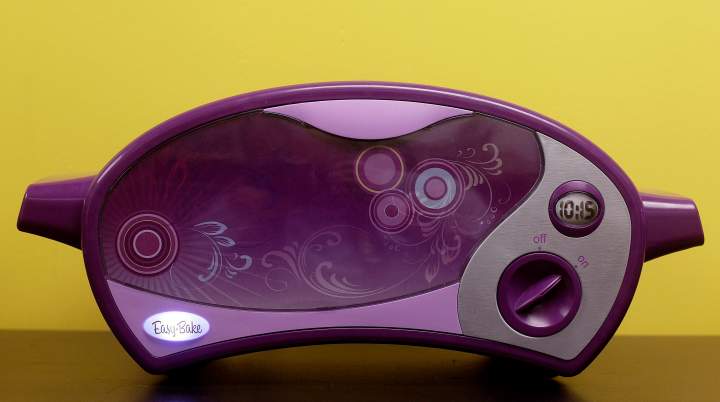 Hasbro’s classic Easy-Bake Oven subs cooking light bulb with heating ...
