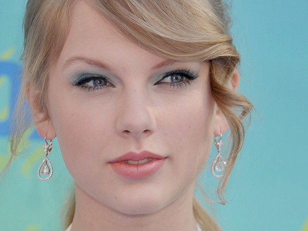 Taylor Swift up for entertainer of the year at CMA Awards | Globalnews.ca