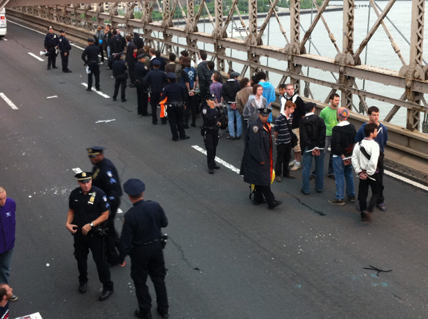 700 arrested after protests on New York’s Brooklyn Bridge | Globalnews.ca