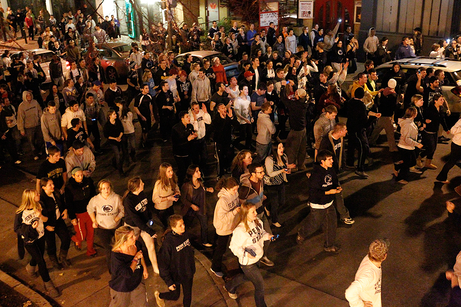 Penn State students rally | Globalnews.ca