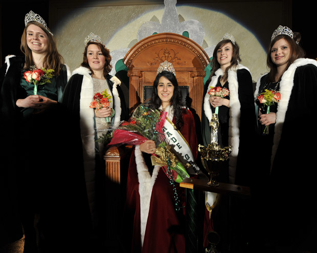 GALLERY: Irish Queen and her court | Globalnews.ca