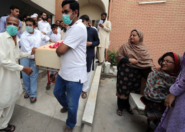 Pakistan mourns their dead | Globalnews.ca