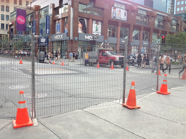 Gallery: Another sinkhole in downtown Montreal | Globalnews.ca
