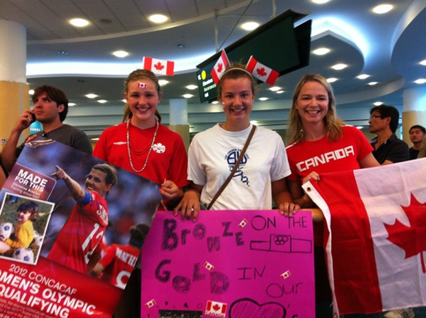 Fans welcome home Team Canada athletes | Globalnews.ca
