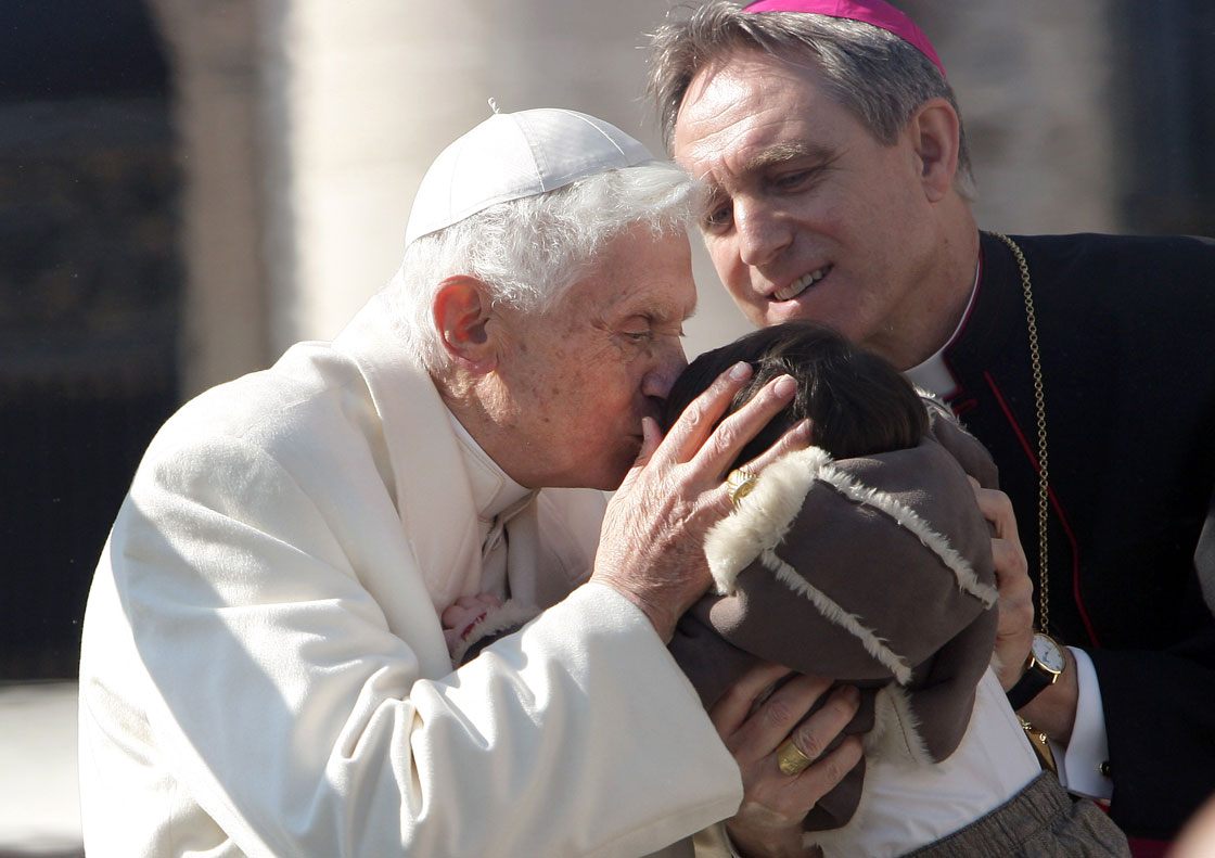Pope Benedict XVI’s last Sunday blessing from window on St. Peter’s ...
