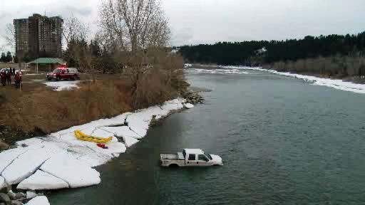Truck soars down embankment and into Bow River - Calgary | Globalnews.ca