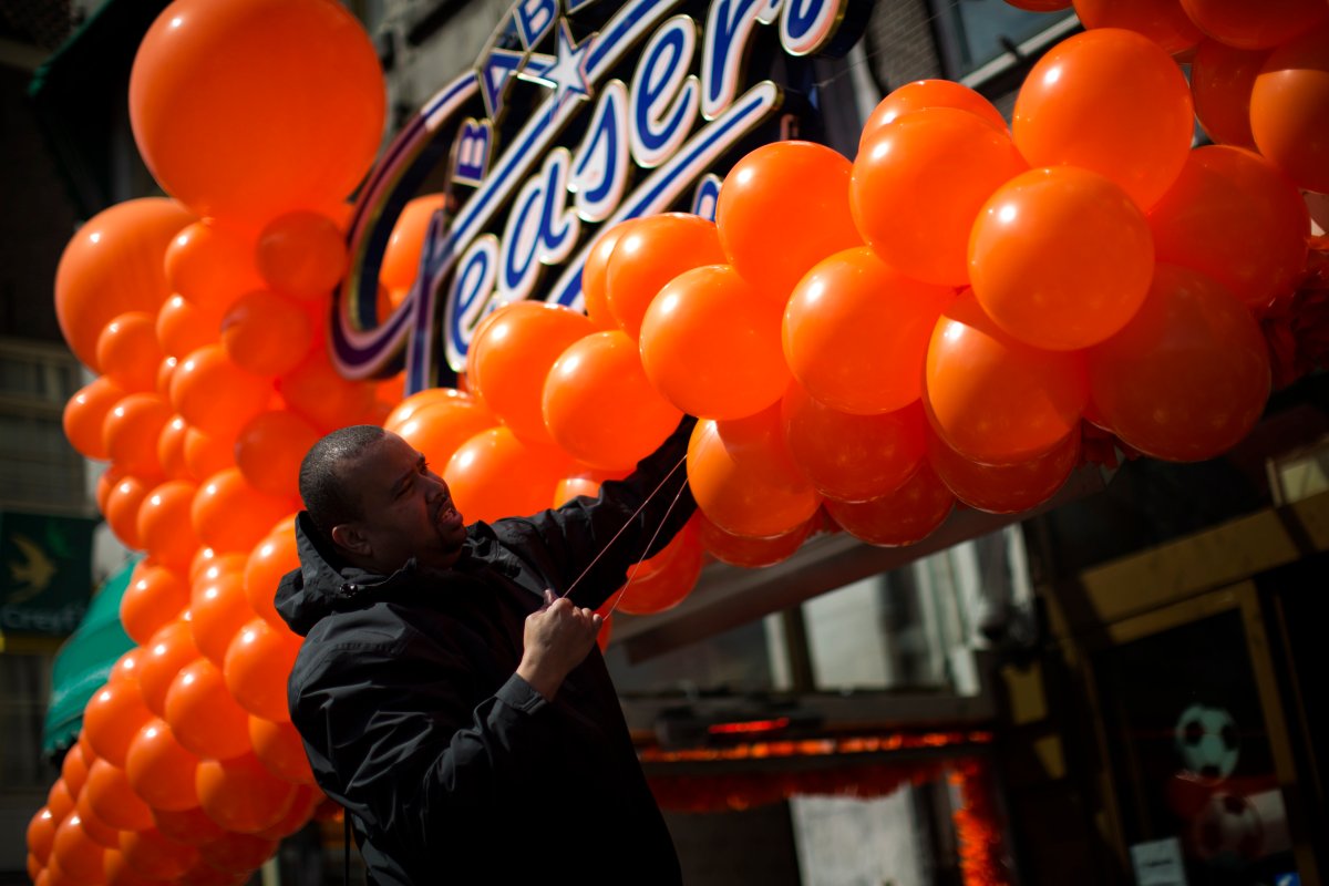 Amsterdam paints the town orange to inaugurate first king since 1890 ...