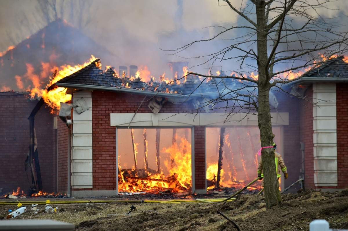 Watch: Fire destroys large house in Vaughan - Toronto | Globalnews.ca