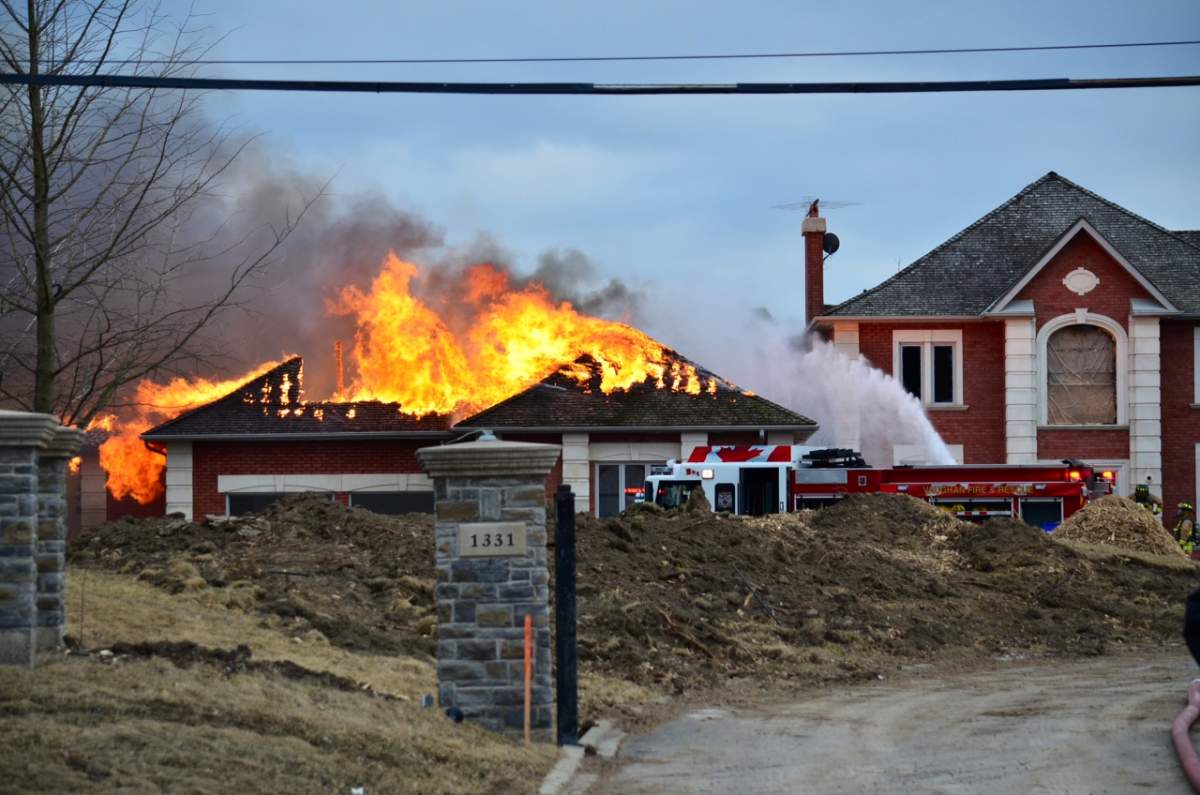 Watch: Fire destroys large house in Vaughan - Toronto | Globalnews.ca