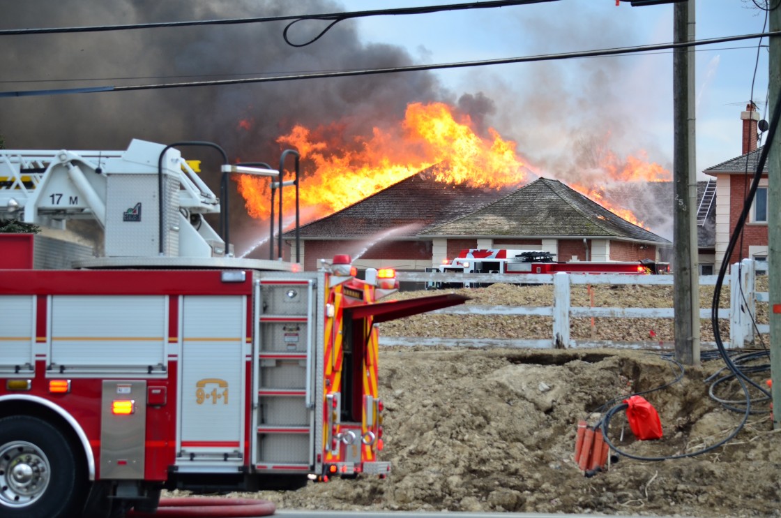 Watch: Fire destroys large house in Vaughan - Toronto | Globalnews.ca