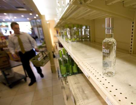 LCBO workers vote in favour of strike mandate | Globalnews.ca