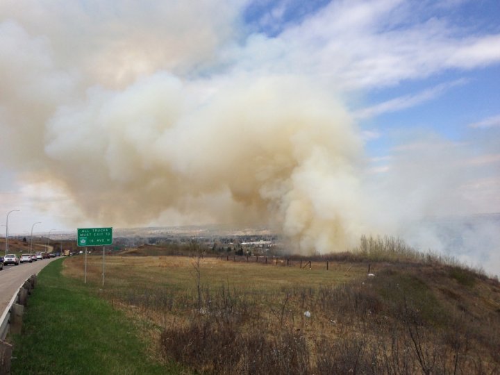 Fire crews battle major grass fire in northwest Calgary | Globalnews.ca