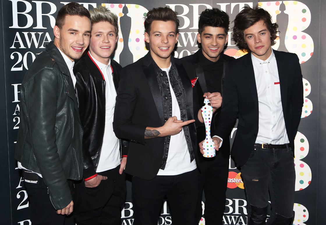 Police, fans keep watch outside One Direction’s hotel - Montreal ...