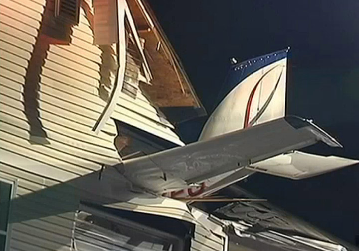 2 injured when small plane crashes into US apartment building ...