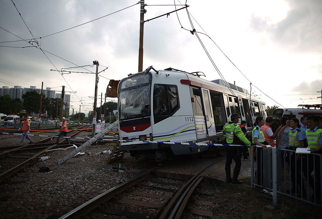 Gallery: Light railway train derails in Hong Kong | Globalnews.ca