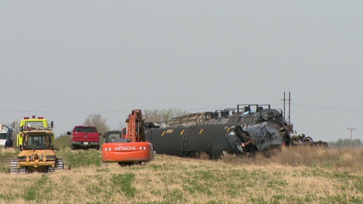 More than 91,000 litres of oil spills from derailed train | Globalnews.ca