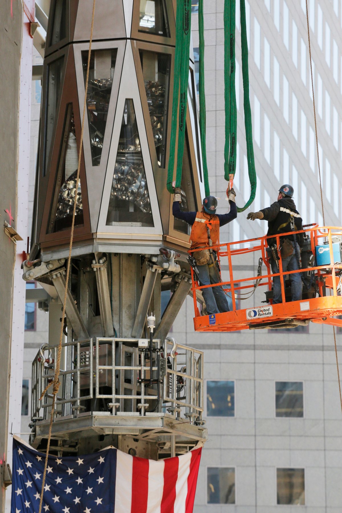 Final pieces of One World Trader Center lifted to building’s roof ...