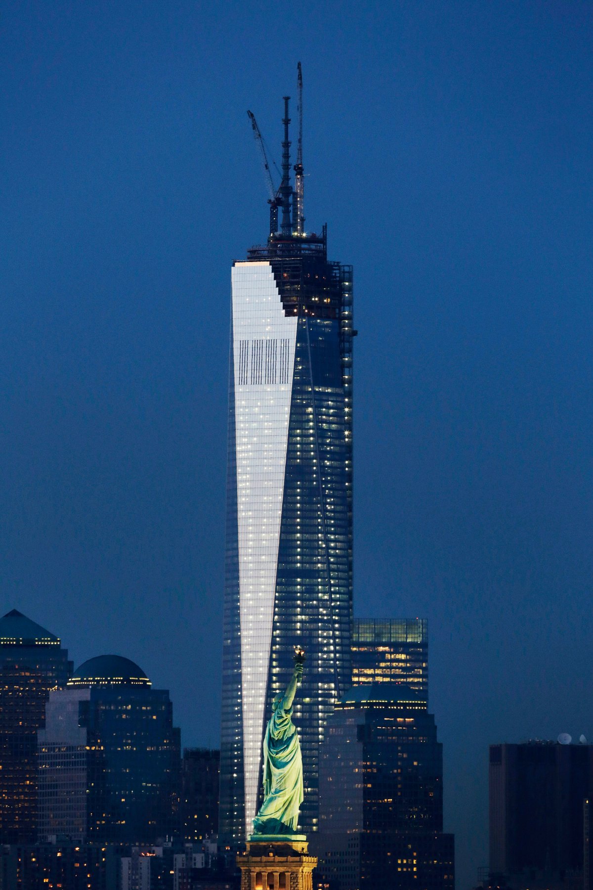Final pieces of One World Trader Center lifted to building’s roof ...