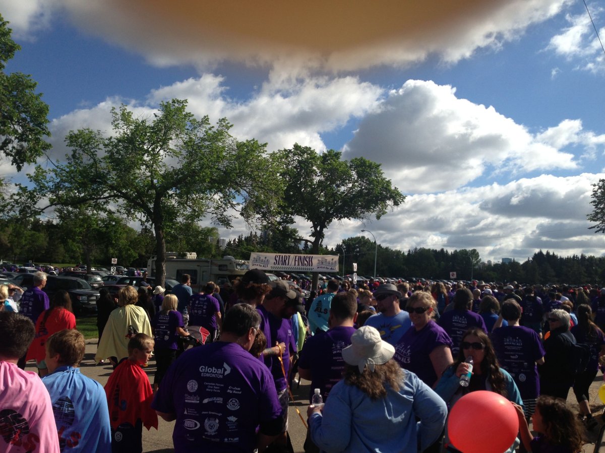 Walk for ALS draws hundreds at Hawrelak Park - Edmonton | Globalnews.ca