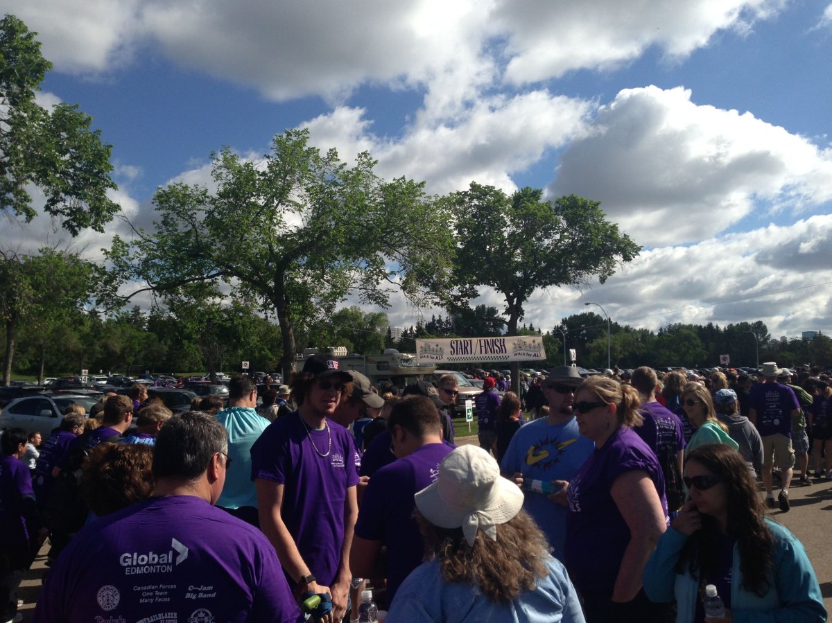 Walk for ALS draws hundreds at Hawrelak Park - Edmonton | Globalnews.ca
