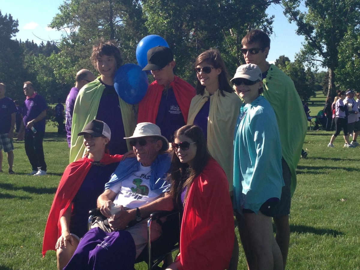 Walk for ALS draws hundreds at Hawrelak Park - Edmonton | Globalnews.ca