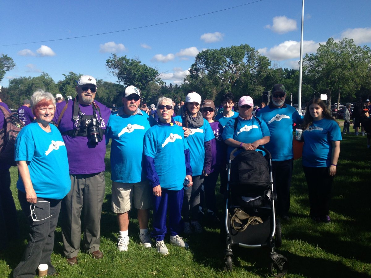 Walk for ALS draws hundreds at Hawrelak Park - Edmonton | Globalnews.ca