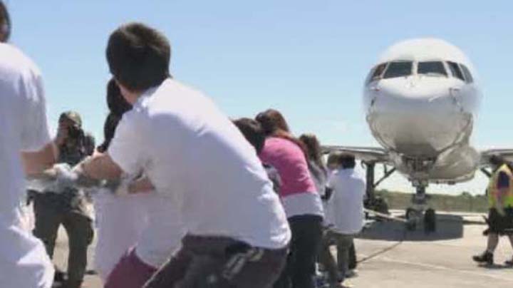 Pulling a cargo plane for the gift of sight - BC | Globalnews.ca