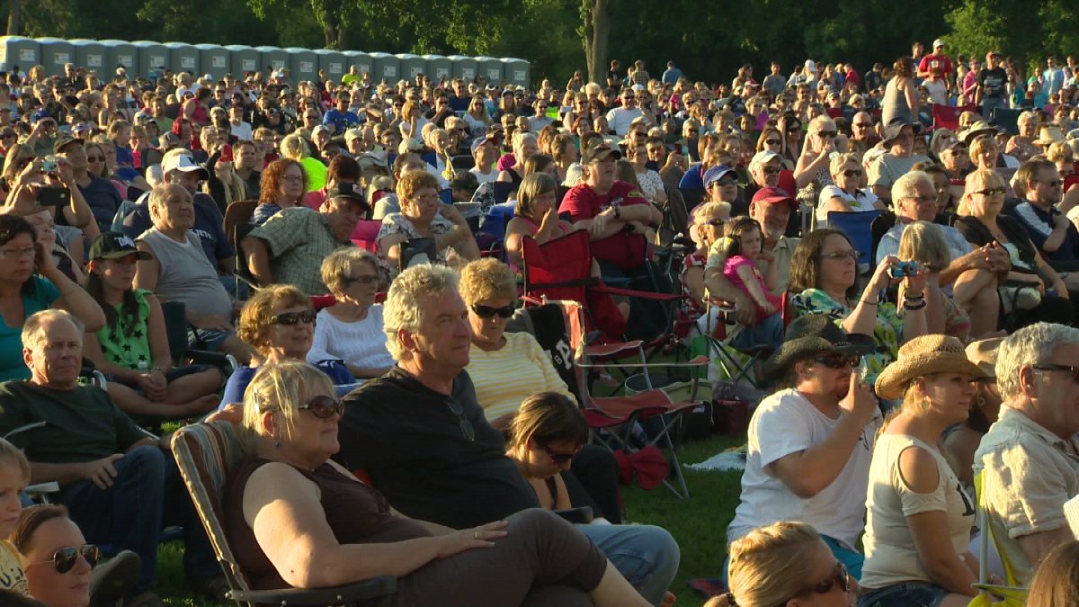 Thousands flock to Assiniboine Park for free Doc Walker concert ...