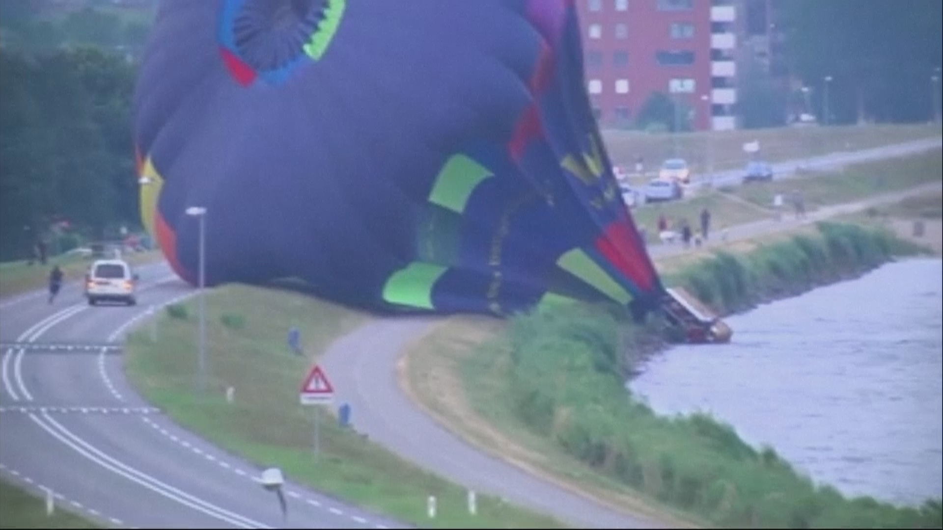 Watch: Hot air balloon crash in Netherlands - National | Globalnews.ca