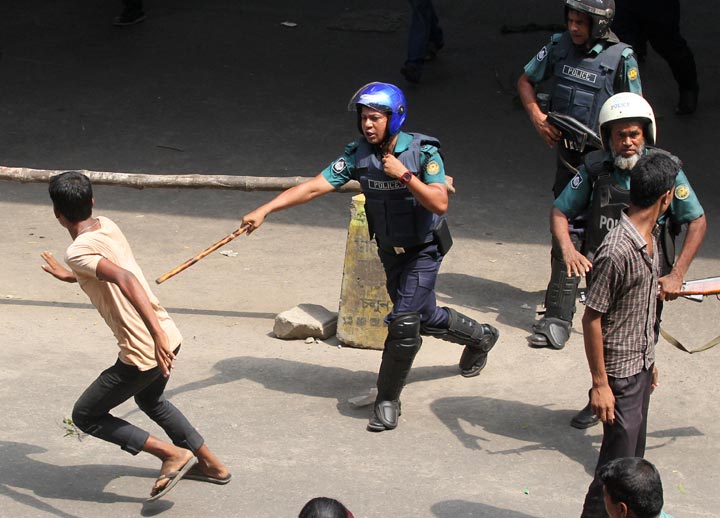 Violence continues over pay hikes in Bangladesh - National | Globalnews.ca