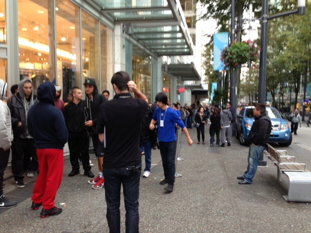 Hundreds of people line up to get their hands on the new iPhone 5s ...