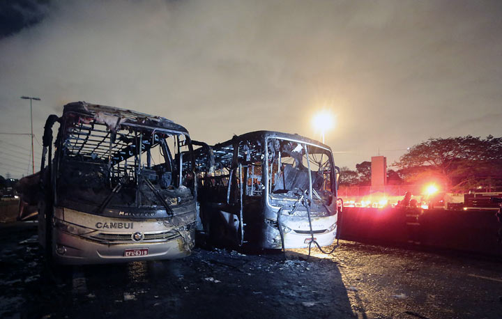 Buses burned as Brazil protests turn violent - National | Globalnews.ca