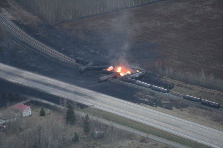 Tanker train carrying oil and gas derails west of Edmonton | Globalnews.ca