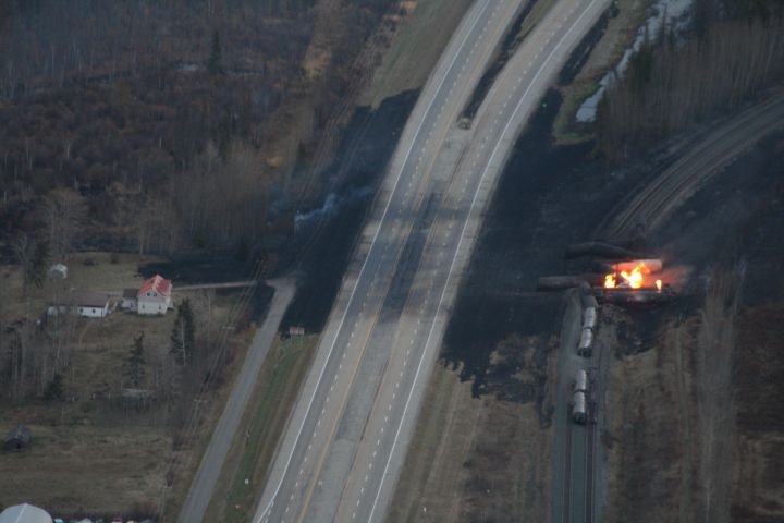 Tanker train carrying oil and gas derails west of Edmonton | Globalnews.ca