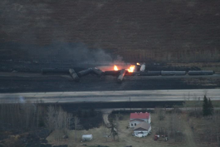 Tanker train carrying oil and gas derails west of Edmonton | Globalnews.ca
