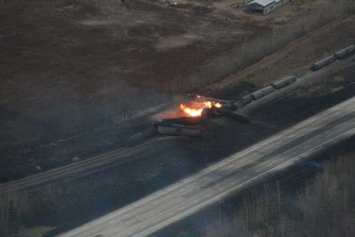 Tanker train carrying oil and gas derails west of Edmonton | Globalnews.ca